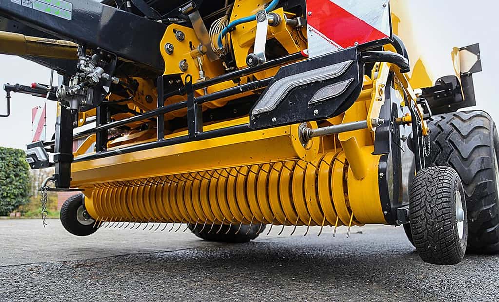 Rundballenpresse New Holland Pro-Belt 165 CropCutter: Spielt vorne mit
