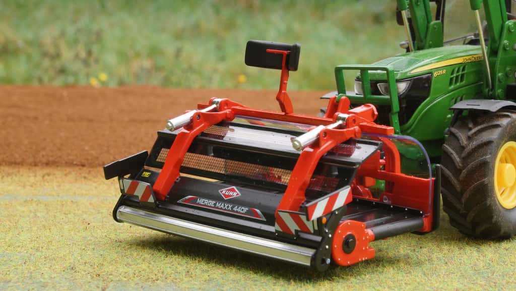 Kuhn MAXX 440 F: Mit dem Band vorneweg