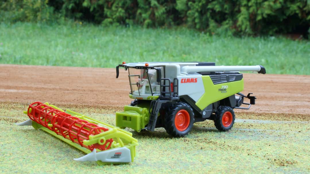 Claas Trion 730 mit Convio 1080 im Modell | profi