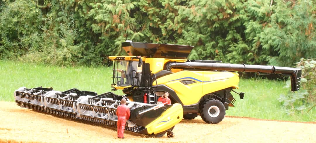Landtechnikmodell des New Holland CR 11 | profi