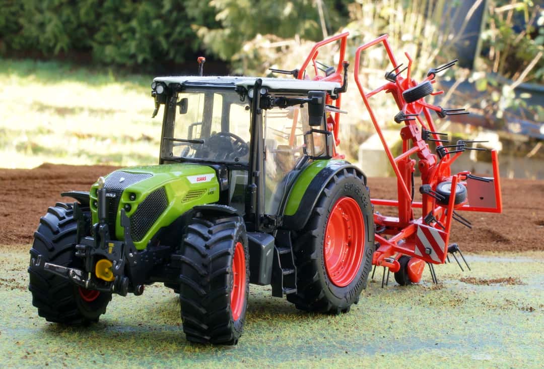 Claas Axos 3.105 als Landtechnikmodell | profi