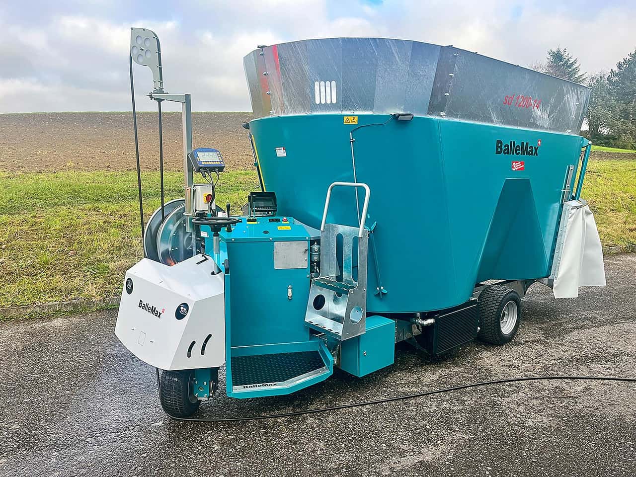 Selbstfahrender Futtermischwagen von BalleMax mit zwei Schnecken